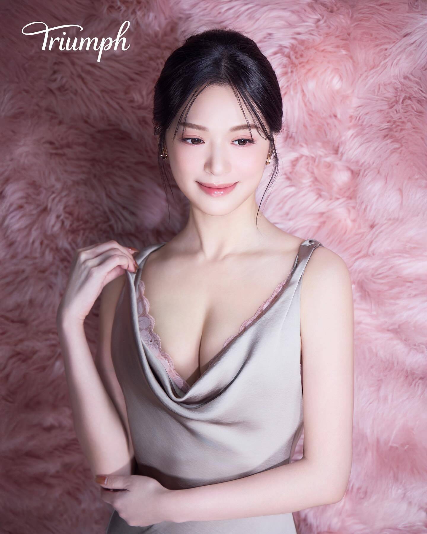 馮盈盈真空上陣慶祝31歲生日 上圍升級大騷3吋深長事業線 獲客戶欣賞